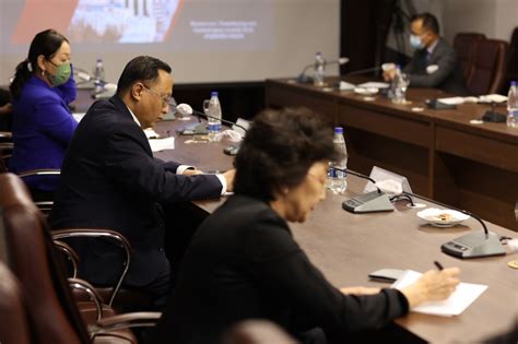 Ц Мөнхцэцэг Олон улсын чиг хандлагын дагуу Судалгааны их сургуулийн эрх зүйн орчинг