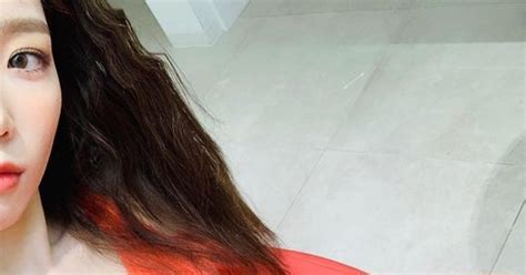 코랄 완벽 소화 태연 반쪽 얼굴에도 눈에 띄는 미모 [★shot ]