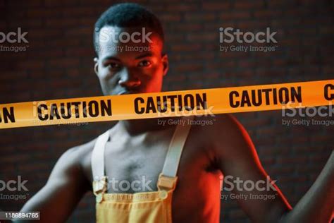 노란색 주의 테이프와 균일 미래 지향적 인 네온 조명 젊은 아프리카 계 미국인 남자 에 이 스튜디오 검은색에 대한 스톡 사진 및 기타 이미지 Istock