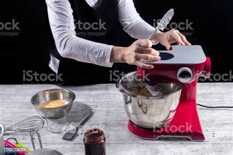 믹서 기계로 요리하는 여성 집에서 요리와 과자의 개념 블로그 수업 소셜 네트워크 및 중소기업 수평 사진 검은 배경 및 선택적 초점 가정 주방에 대한 스톡 사진 및 기타