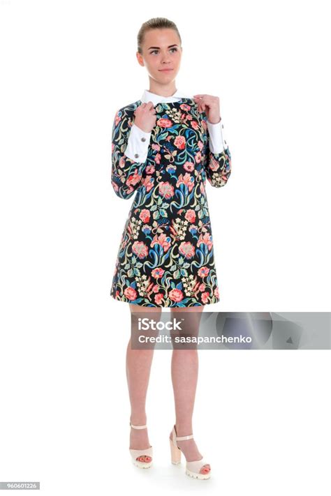 여름에 금발 패션 모델 사업 집행 여자 꽃 민소매 드레스 높은 뒤꿈치 신발 흰색 절연 전체 몸 길이 서 인쇄 가득 찬에 대한 스톡 사진 및 기타 이미지 Istock
