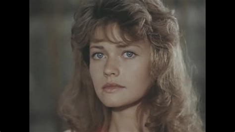 В белом платье с пояском Youtube