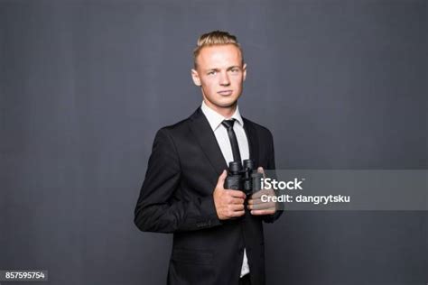 회색 배경으로 손에 쌍안경을 통해 보고 한 벌에서 사업가 감시에 대한 스톡 사진 및 기타 이미지 감시 검사 보기 검사자 Istock