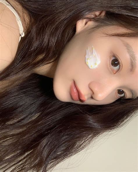 김세현 🇰🇷 제품협찬 달바 비타토닝으로 환해지실께요~😳 여러분 밝고 생기있는 피부가 되고 싶으신가요 저의 요즘 추구미는 화장을 연하게해도 피부에서 생기가 넘치는