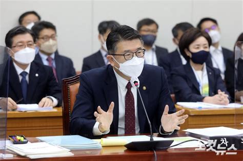 의원 질의에 답변하는 장상윤 교육부 차관 노컷뉴스