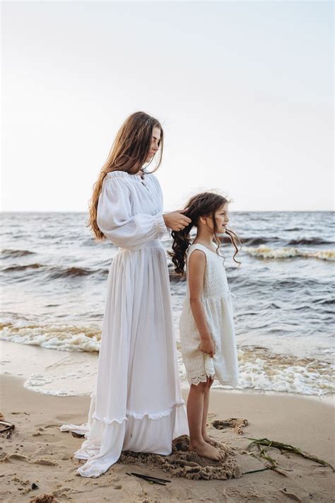 семейная фотосессия мама и дочка возле моря