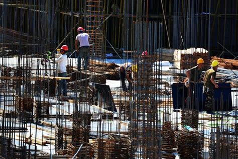 建筑工地上忙碌的建筑工人，原创摄影