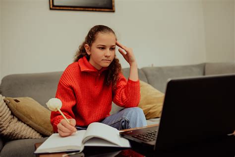 집에서 온라인 수업에 참석하는 소녀 교사와 학교 친구들과 연결하기 위해 노트북을 사용하는 소녀 격리 중 학교 교육 및 사회적 거리 십대에 대한 스톡 사진 및 기타 이미지