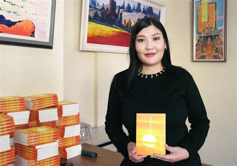 “Бурхан багшийн сургаал” бүтээлийг монгол бичигт хөрвүүлэн номын сангуудад хандивлаж байна