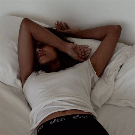 Halle Berry Strips Completely Nude For Eye Popping Pillow Challenge Trend Daily Star