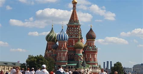 모스크바 붉은광장의 성 바실리성당 앞 거니는 관광객들