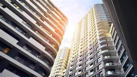 El Estrecho Paso Entre Los Edificios Residenciales Modernos Foto De Archivo Imagen De