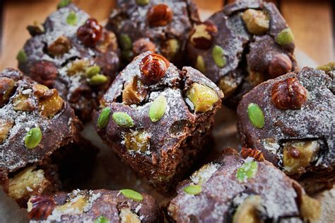 견과류 바나나 코코넛 설탕 가루 나무 배경에 수 제 초콜릿 브라 우 니 케이크의 조각 닫습니다 0명에 대한 스톡 사진 및 기타 이미지 Istock