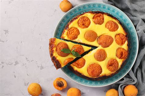 블루 플레이트와 커피 한 잔에 위치한 살구가있는 치즈 케이크 수평 형식 복사 공간 0명에 대한 스톡 사진 및 기타 이미지 0명 건강한 생활방식 달콤한 음식 Istock