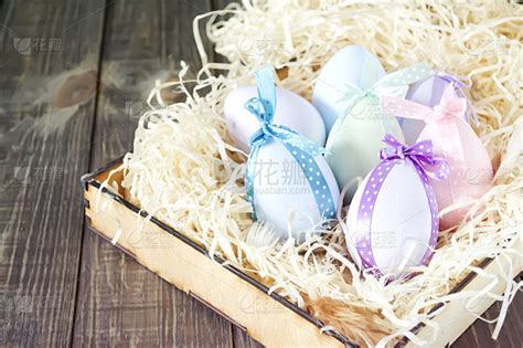 把复活节彩蛋放在木桌上
