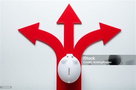 다양한 방향을 보여주는 빨간색 화살표 표지판 위에 흰색 돼지 저금통 거리에 대한 스톡 사진 및 기타 이미지 거리 대출 돼지 저금통 Istock