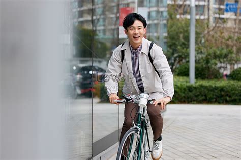 야외에서 자전거를 타는 남자 사진 무료 다운로드 Lovepik