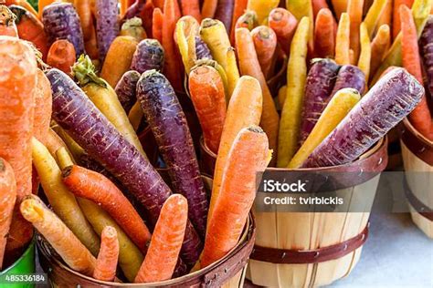 Свежие Органические Фрукты И Овощи На Рынке Фермеров — стоковые фотографии и другие картинки