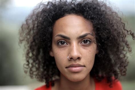 Portrait D Une Belle Jeune Femme Photo Gratuite