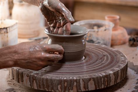 남성 손에 도자기 점토 점토로 작업하는 도예가 점토로 수동 작업 브라질 현지 수공예품 미나스 제라이스 주에 대한 스톡 사진 및 기타 이미지 미나스 제라이스 주 백인종