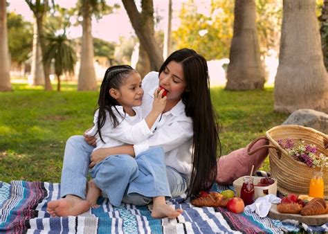 Mujer Pasando El Día De La Madre Con Su Hija Al Aire Libre En El Parque
