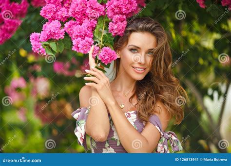 Retrato De Una Muchacha Sensual Y Atractiva Muy Hermosa En Un Dre Largo