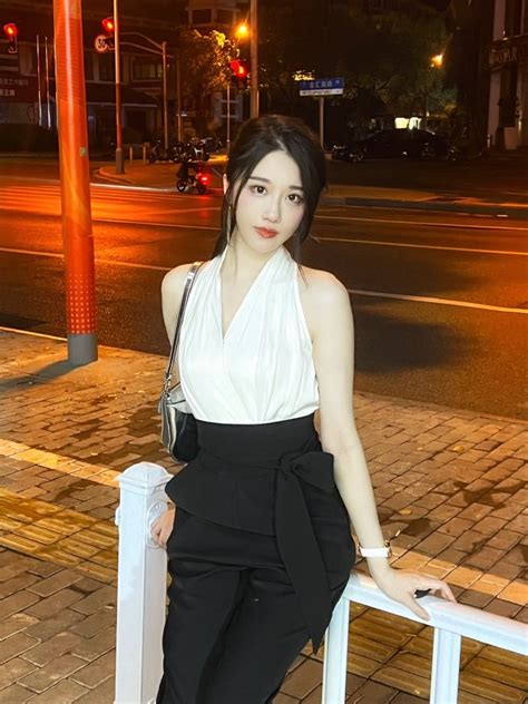 喜欢美女的浪子 On Twitter 我可以理解成，轩子巨二兔这个骚货人妻是在引导我们意淫她吗？深夜，户外，一个长腿少妇，多像是为了完成