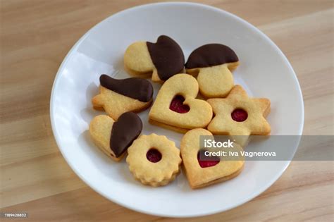 크리스마스 린저 과자와 쇼트 크러스트 페이스트리로 만든 쿠키 초콜릿으로 장식 된 마멀레이드로 채워진 다양한 모양 0명에 대한 스톡 사진 및 기타 이미지 Istock