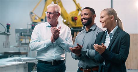 자동화 또는 제조를 위해 공장의 사업가들과 박수 협업 및 로봇 공학 공장에서 행복한 남녀 사원 팀과 함께 축하 산업 또는 생산 25 29세에 대한 스톡 사진 및 기타 이미지