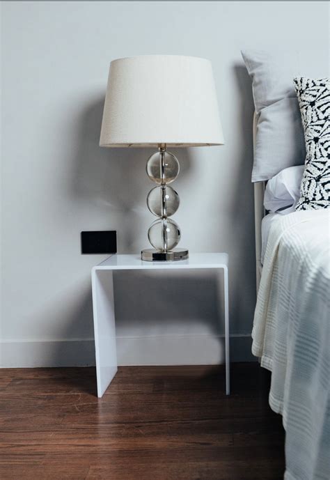 Curva Acrylic Side Table Plexiform