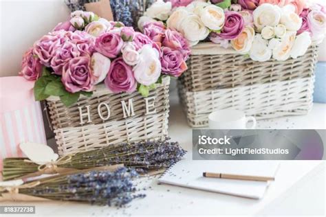 펜과 꽃이 게에서 고리 버들 세공 바구니에 아름 다운 꽃으로 빈 노트북의 근접 보기 0명에 대한 스톡 사진 및 기타 이미지 0명 고리 세공 공란 Istock