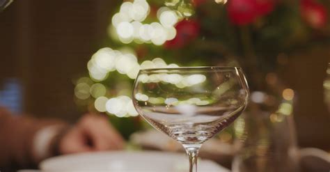 거품 건배 공기 방울 기념 낭만적 인 저녁 식사 낭만적인 따뜻한 럭셔리 반짝이는 밤 배경 보케 불빛 붓는 빈티지 새해 샴페인 샴페인 병