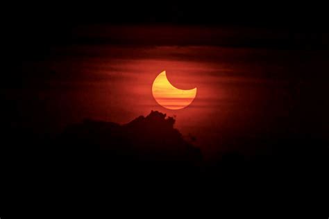 ‘absolutely Breathtaking Big Islanders Awed By Partial Solar Eclipse