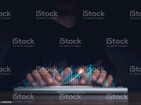 노트북의 미래형 가상 차트와 그래프로 비즈니스 성장 비즈니스 전략 분석 재무 동향 및 기술 개념 어두운 배경에 컴퓨터를 사용하여 키보드에 손 입력 가상현실에 대한 스톡 사진