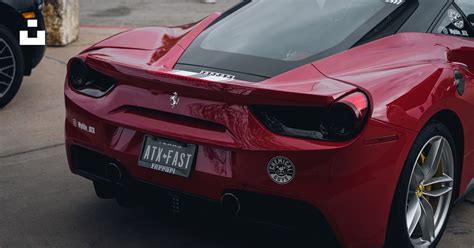 낮 동안 도로에서 빨간 포르쉐 911 사진 Unsplash의 무료 카쇼 이미지