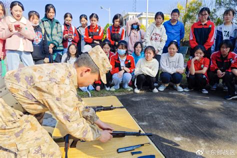 军营开放日零距离接触兵哥哥