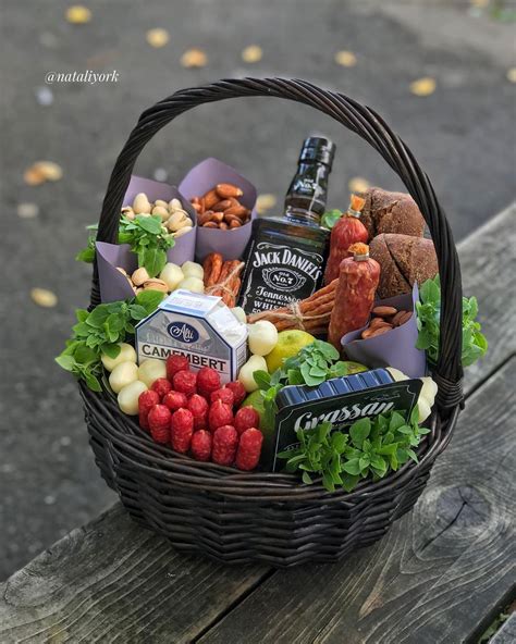 Замечательная корзиночка купленная случайно совсем не в цветочном магазине нашла своё