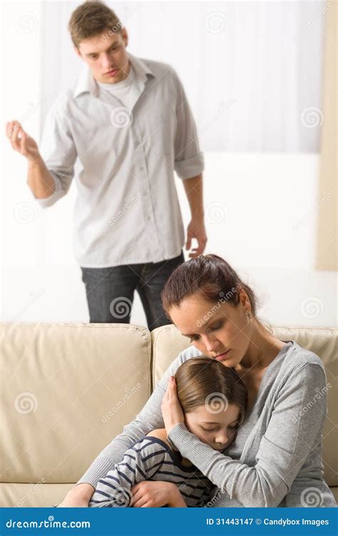 Mãe Que Protege Sua Filha Do Pai Irritado Imagem De Stock Imagem De