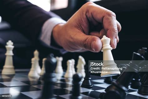 손에 자신감 사업 동료 개발 분석 새로운 전략 계획 지도자 및 팀워크 개념을 성공 위한 체스 게임 닫습니다 경쟁에 대한 스톡 사진 및 기타 이미지 Istock