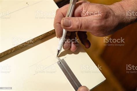 남자의 손은 통치자와 측정하고 가까이 에 자신의 가정을위한 가구나무 보드 를 표시합니다 집에서 Diy 프로젝트 Diy에 대한 스톡 사진 및 기타 이미지 Istock