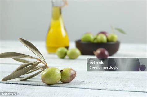 올리브 오일과 원료 터키 올리브 씨와 흰 소박한 빈티지 테이블에 잎 나무 아침 그릇의 올리브 브랜치 유리 뚜껑을 닫습니다 올리브 배경 올리브에 대한 스톡 사진 및 기타