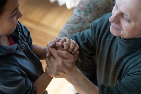 Imágenes De Abuelo Ayuda Descarga Gratuita En Freepik