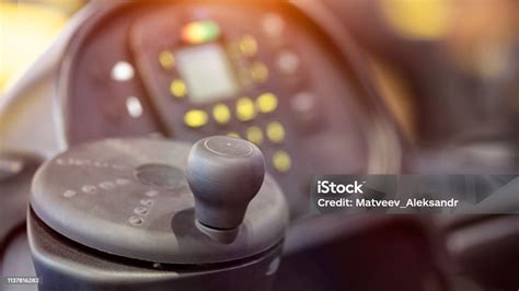 오래 된 포크 리프트 트럭 근접 촬영의 택시에서 지게차 택시 휠 및 대시 보드 건설 산업에 대한 스톡 사진 및 기타 이미지