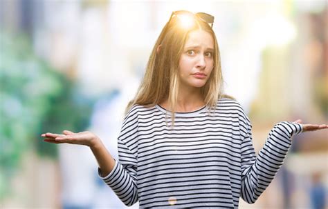 이상의 선글라스를 입고 젊은 아름 다운 금발의 여 자가 제기 하는 손과 팔으로 배경 우 둔 하 고 혼란 스 러 워 식 고립 의심 개념입니다 감정에 대한 스톡 사진 및 기타