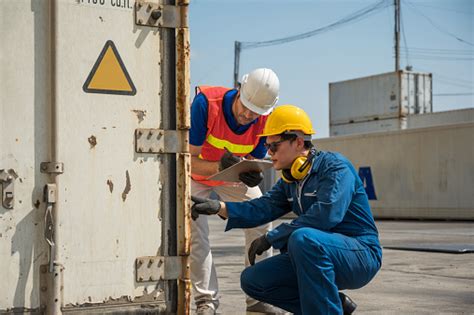 클립보드를 들고 컨테이너 화물 항구에서 검사하는 포먼 및 도크 직원 비즈니스 물류 수입 수출 배송 개념입니다 2명에 대한 스톡 사진 및 기타 이미지 Istock