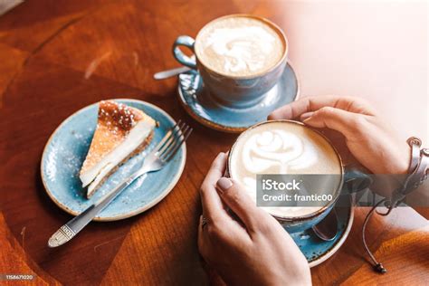 카페의 갈색 나무 테이블에 치즈 케이크가있는 카푸치노 컵 2 개 현대적인 아침 식사 및 레스토랑의 휴식 시간 개념 0명에 대한 스톡 사진 및 기타 이미지 Istock