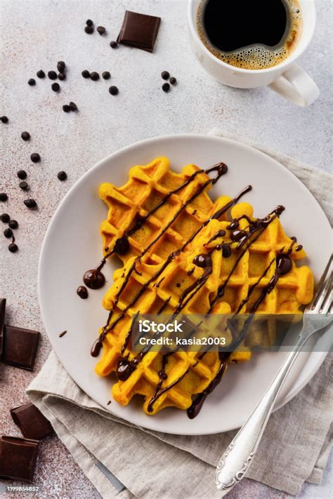 밝은 배경과 오래된 소박한 아침 식사 테이블에 초콜릿과 착빙 설탕호박 와플 맨 위 보기 가루로 빻은에 대한 스톡 사진 및 기타 이미지 가루로 빻은 건강한 생활방식