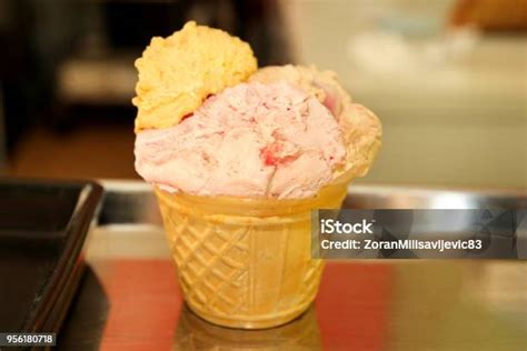 아이스크림 와플 컵에 빵이 게 배경에 고립 된 와플 콘에 딸기와 레몬 아이스크림 특 종 달콤한 여름 여름 새로 고침 봄 가 게의 과자 디저트 0명에 대한 스톡 사진 및 기타