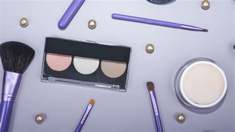 전문 장식 화장품 메이크업 도구 및 분홍색 배경에 액세서리 세트 아름다움과 패션 개념입니다 플랫 레이 구성 상위 뷰 0명에 대한 스톡 사진 및 기타 이미지 Istock