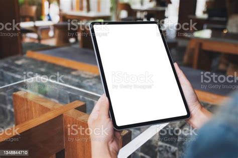 카페에서 빈 흰색 데스크톱 화면이있는 디지털 태블릿을 들고있는 여성 노트북에 대한 스톡 사진 및 기타 이미지 노트북 비즈니스 손 Istock